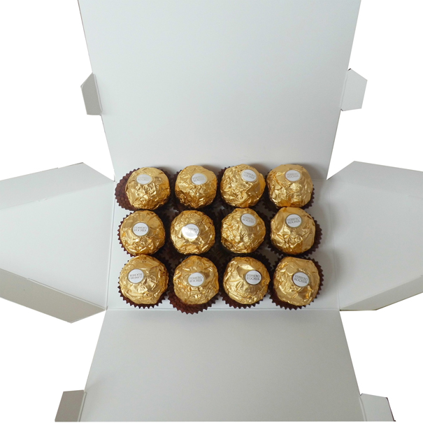 10 x Large Triangle SPOTTY Gift Box with CREAM Mini Bows